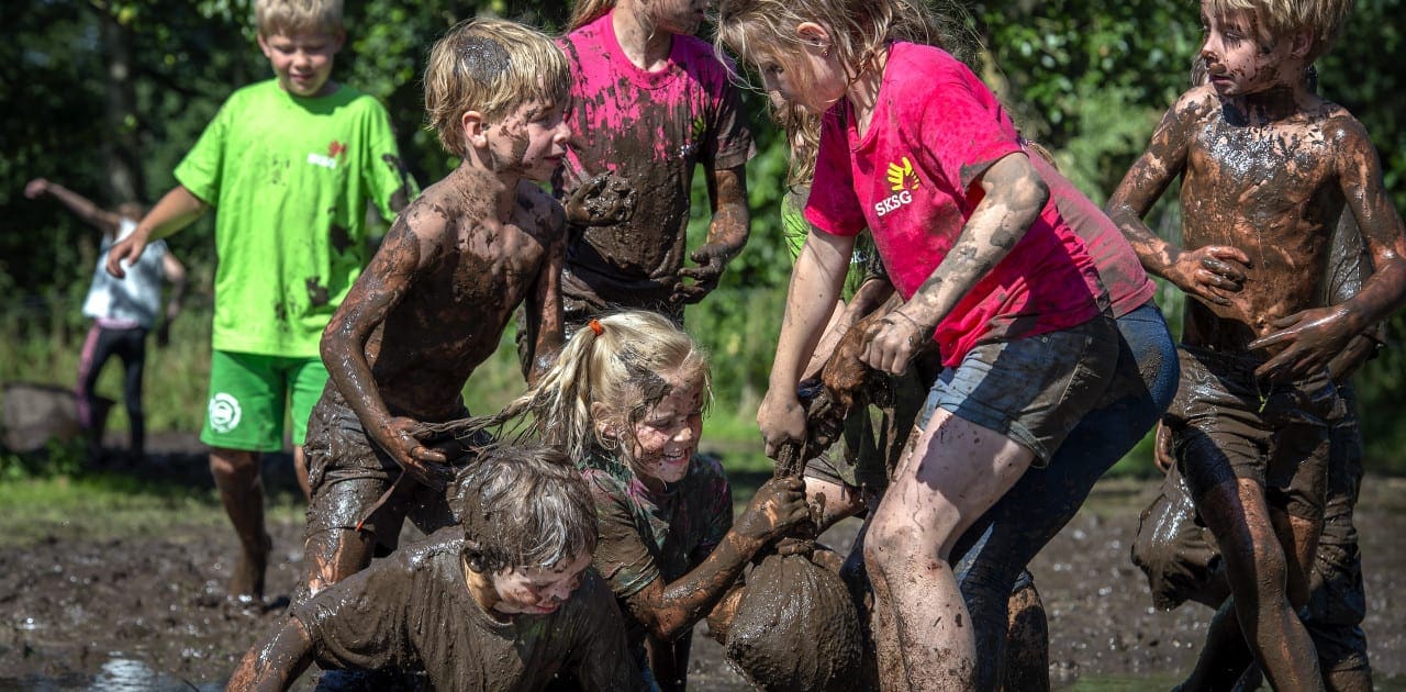 Lekker met modder gooien tijdens SKSG Modderdag - SKSG Kinderopvang